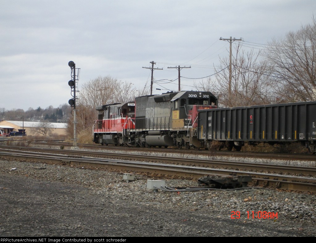 RMDI 2214 & NYSW 3010 w/MHFX Gondola 6642 WB